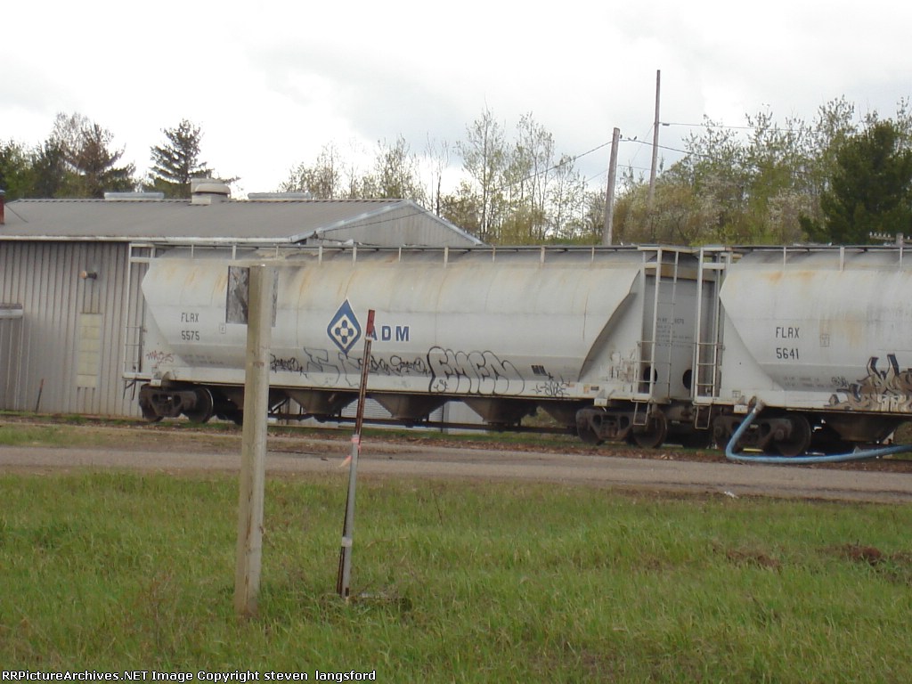 COVERED HOPPERS IN THE YARD